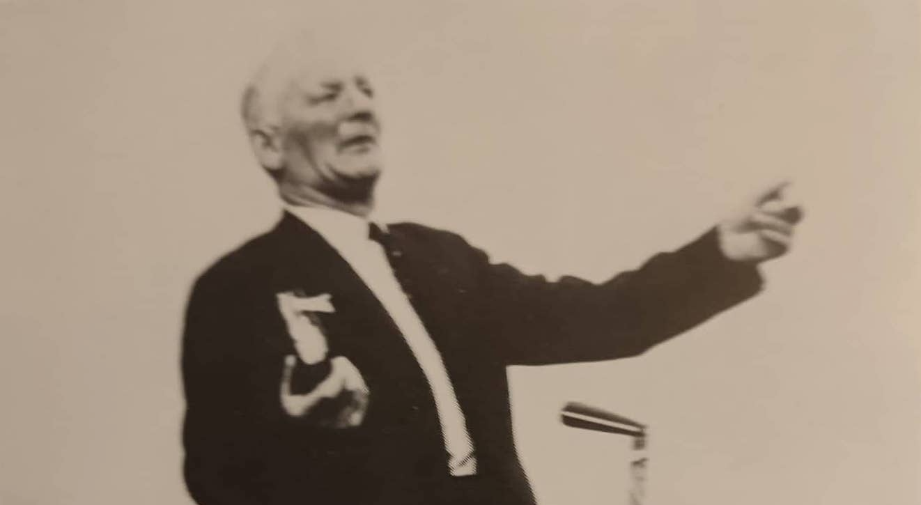 Hann, sum breiddi út Sínar armar á krossins planka - Betesda